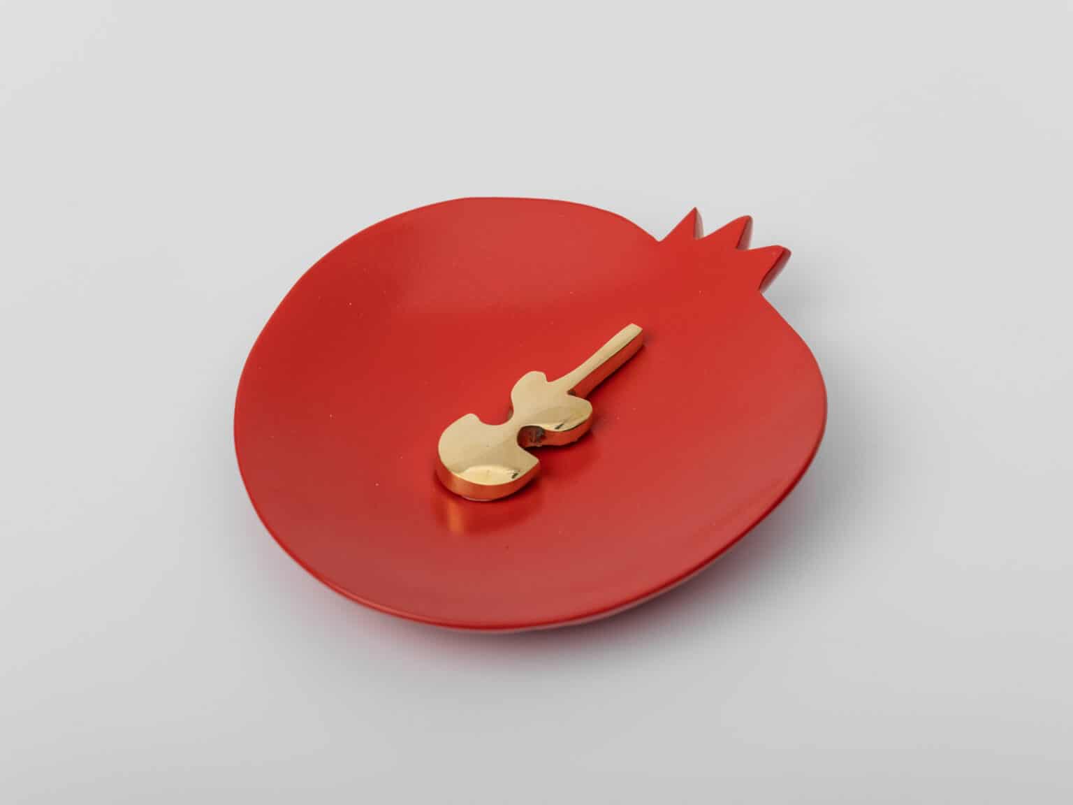 Red Pomegranate with Violin-Shaped Figurine - Museum of Cycladic Art